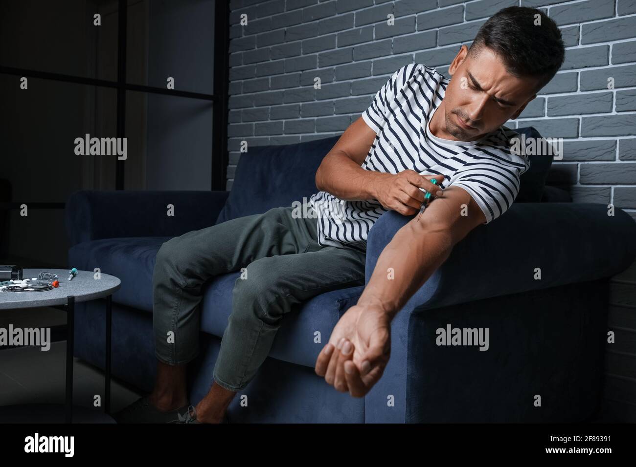 Male junkie syringe home hi-res stock photography and images - Alamy