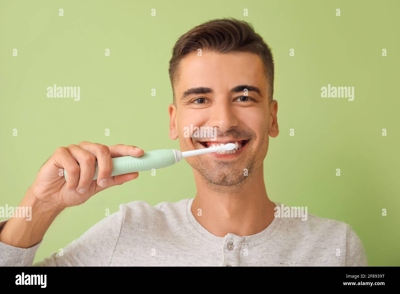 Man brushing teeth electric brush hi-res stock photography and images ...
