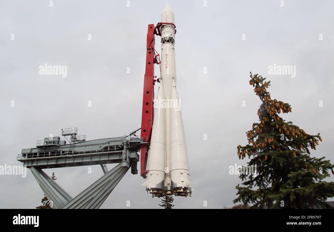 Space shuttle on launch pad hi-res stock photography and images - Alamy