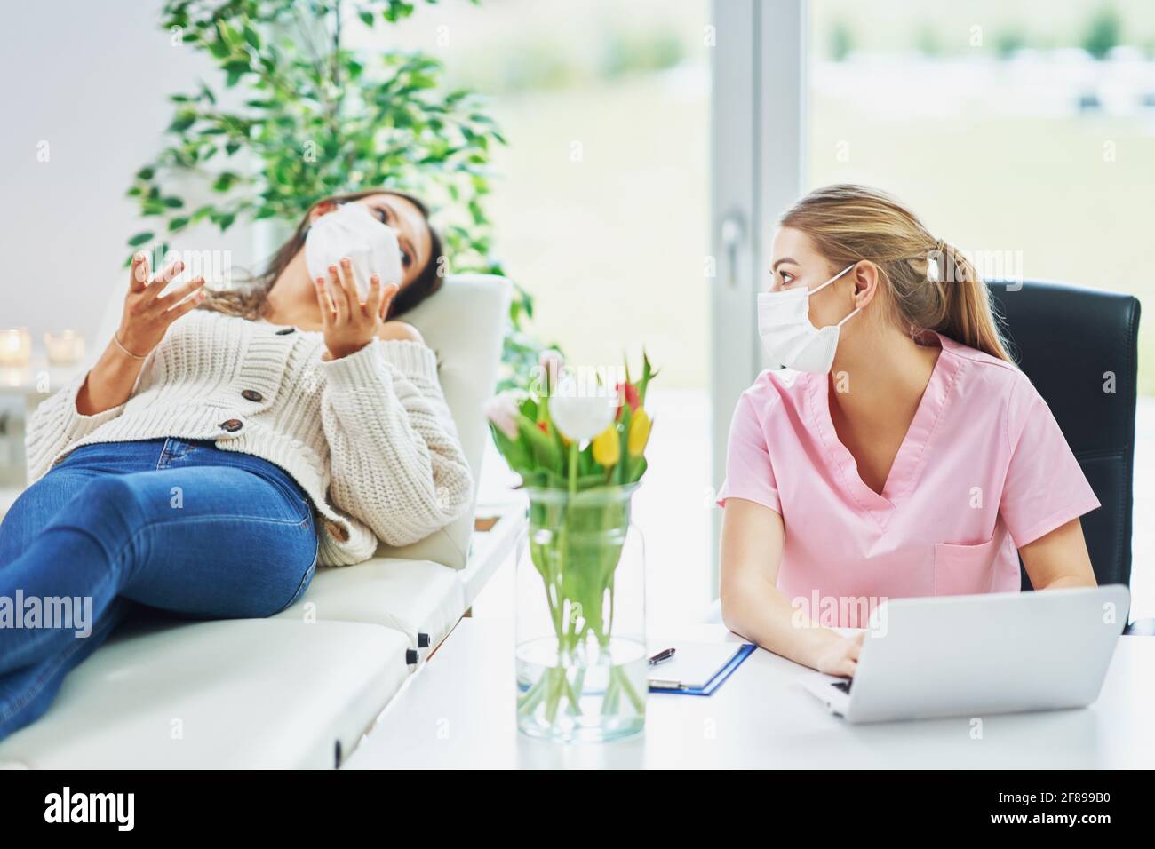Psychiatrist consulting hi-res stock photography and images - Alamy