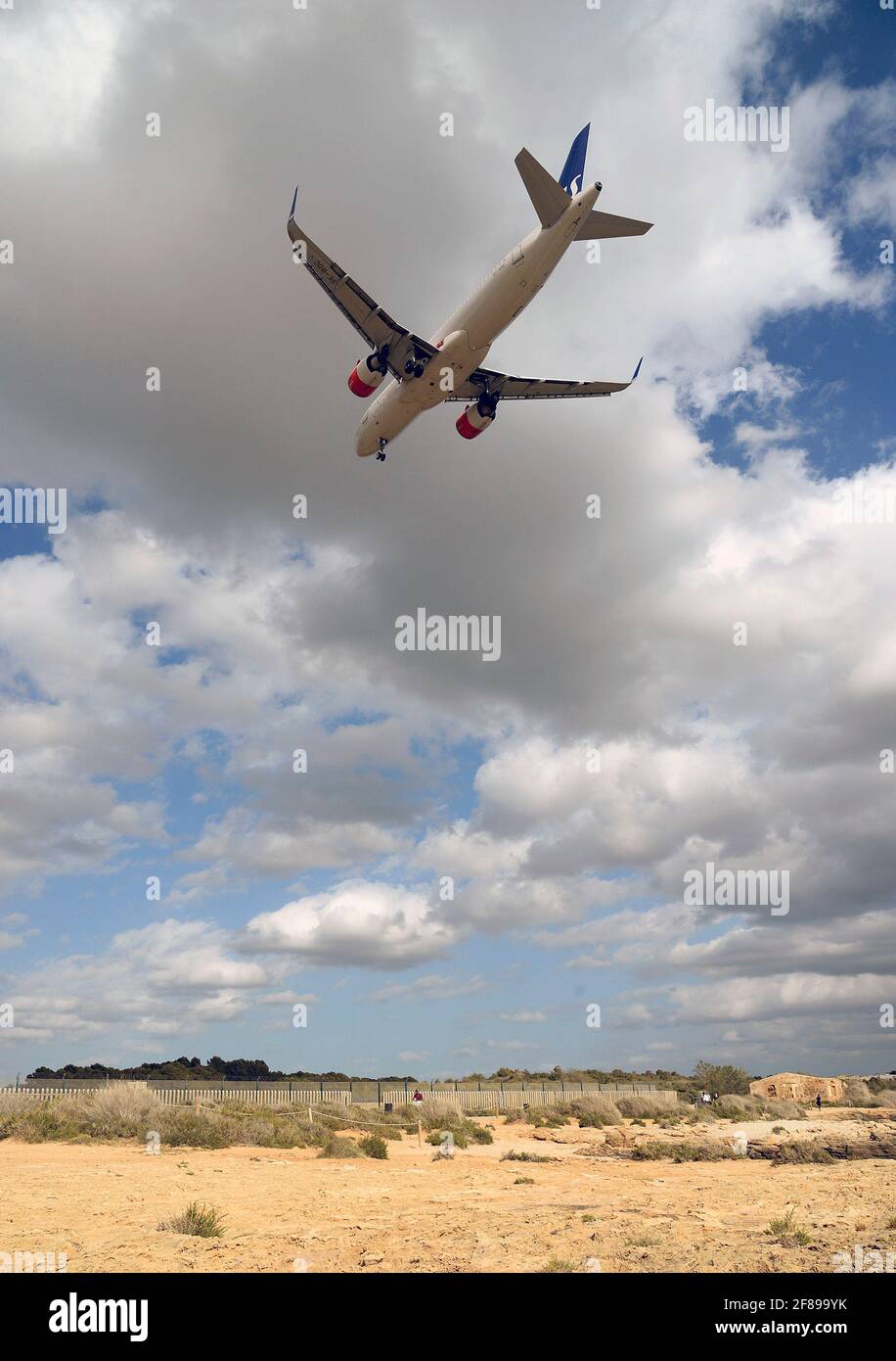 Plane entering cloud hi-res stock photography and images - Alamy