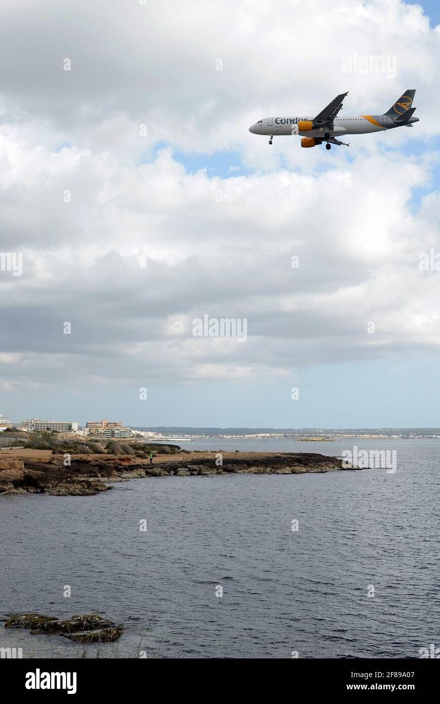 Plane entering cloud hi-res stock photography and images - Alamy