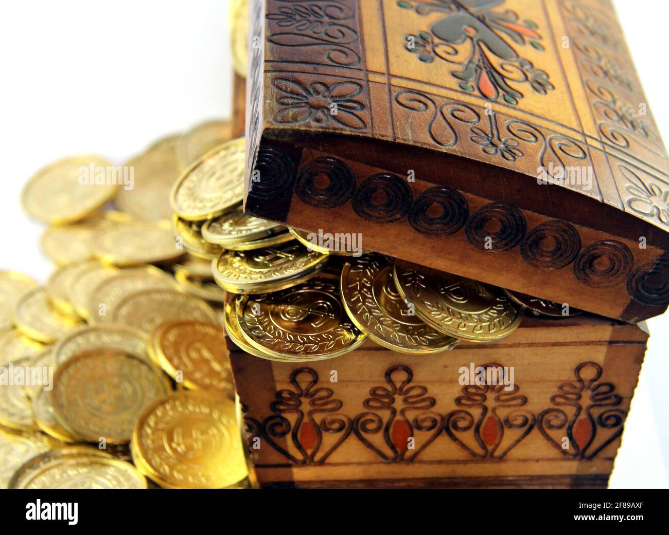 Open treasure chest gold coins hi-res stock photography and images - Alamy