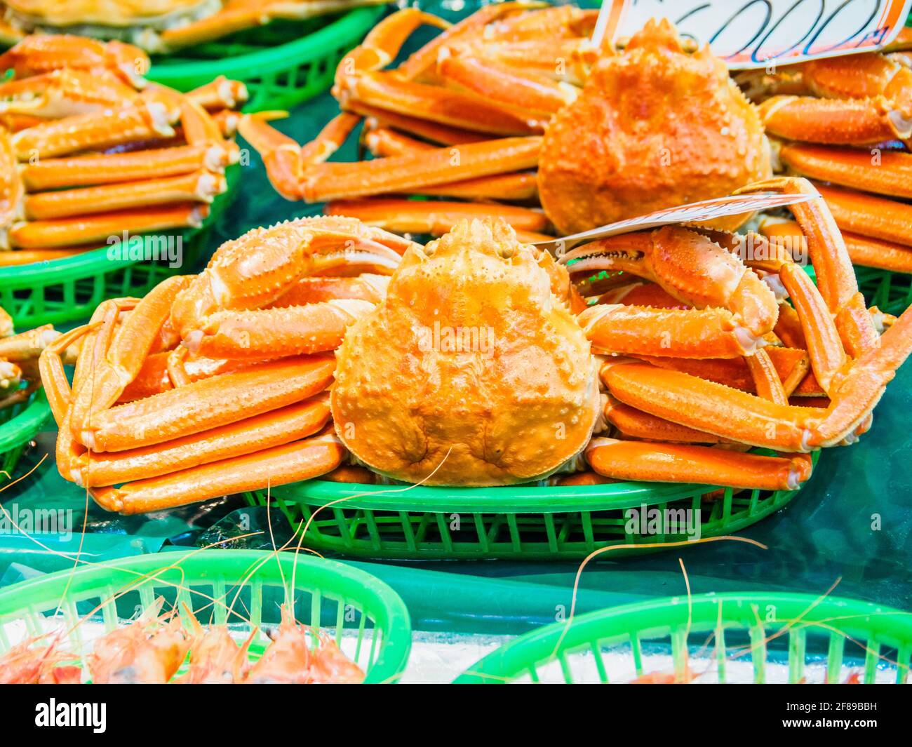 Snow crabs in a fish market Stock Photo - Alamy