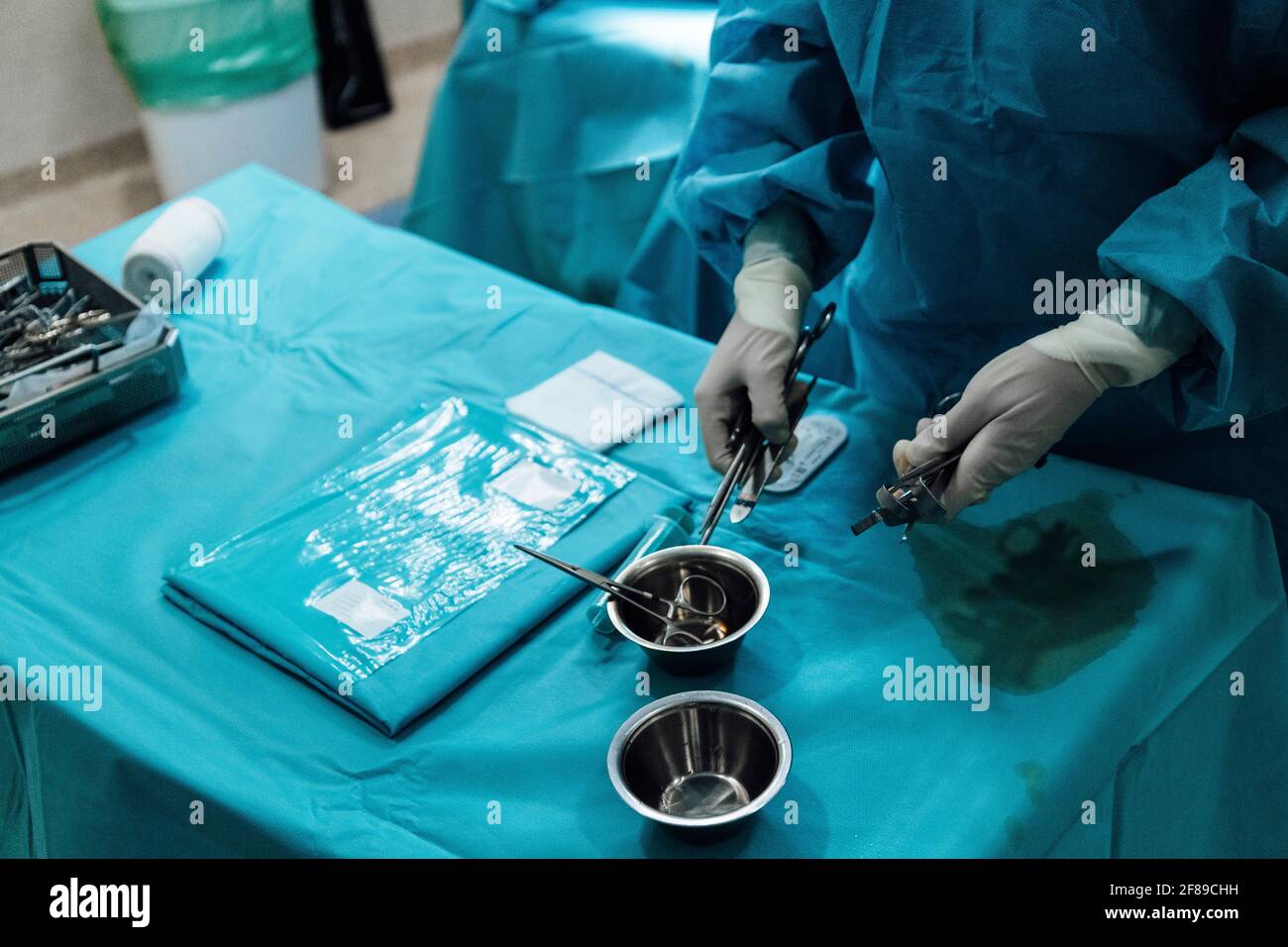 Surgical assistant preparing surgical tools hi-res stock photography ...