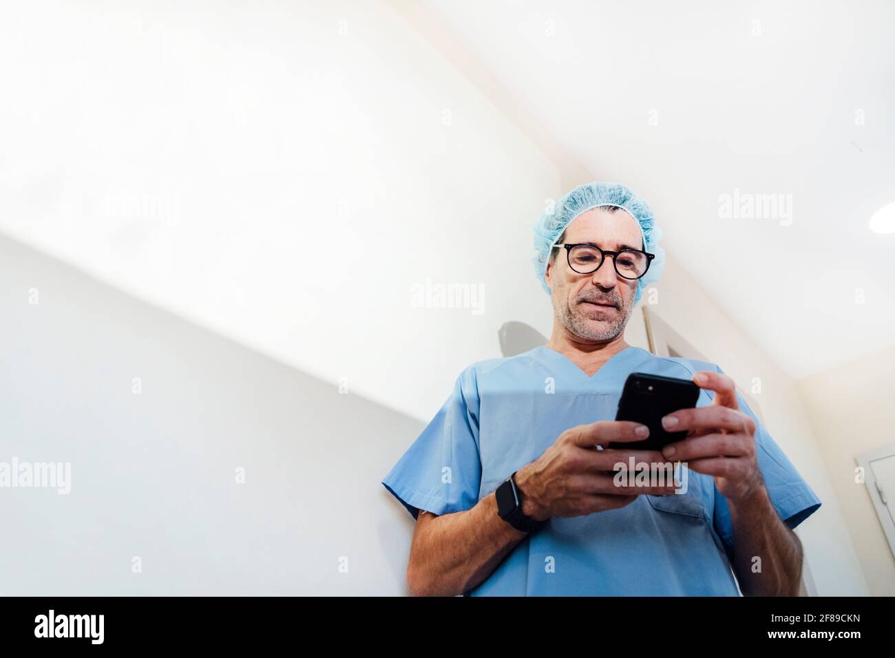 Surgeon using smartphone in operating theater Stock Photo - Alamy