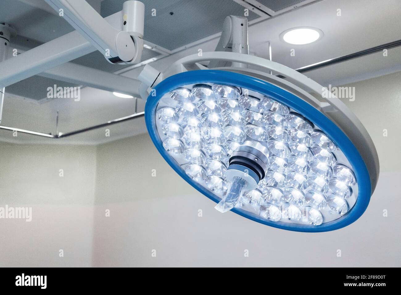 Operating room lamps hi-res stock photography and images - Alamy