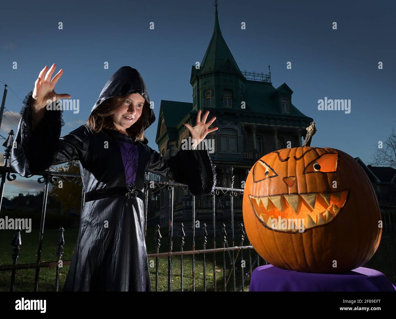 Mad witch hi-res stock photography and images - Alamy