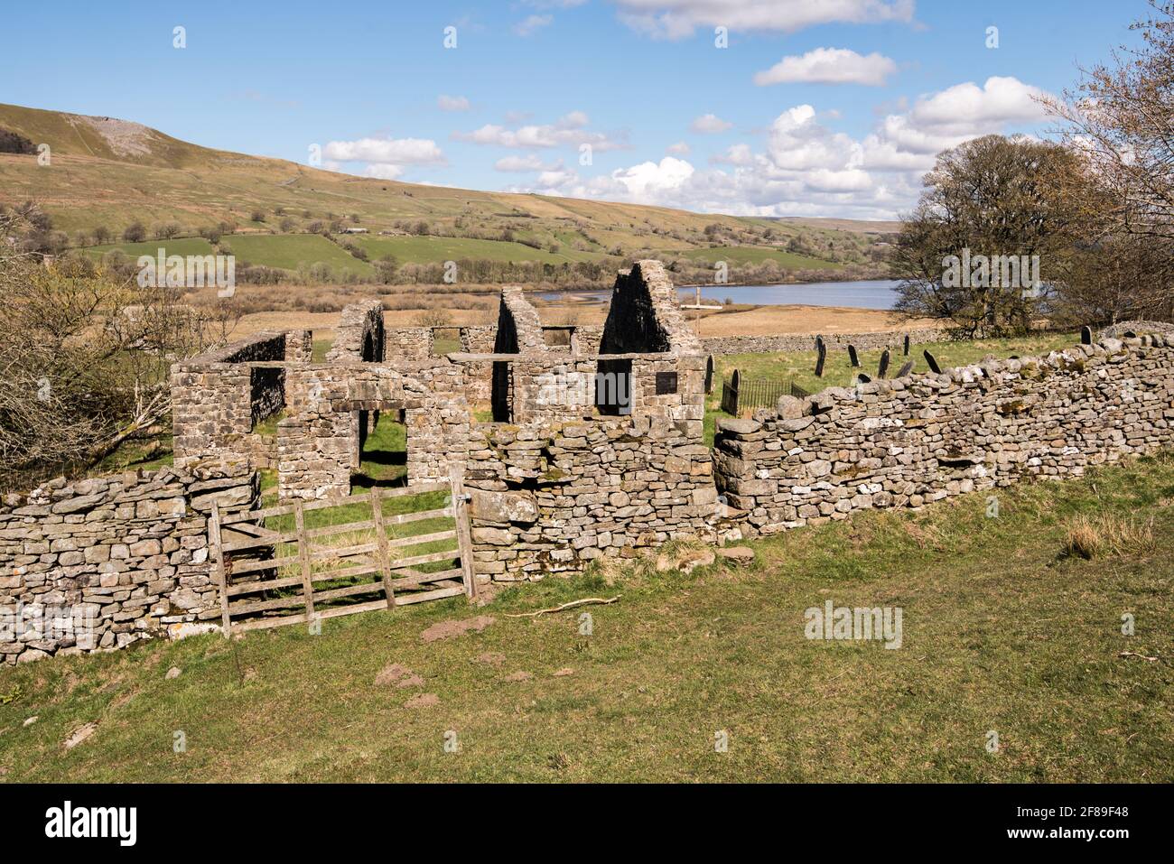 Second largest lake in north yorkshire hi-res stock photography and ...