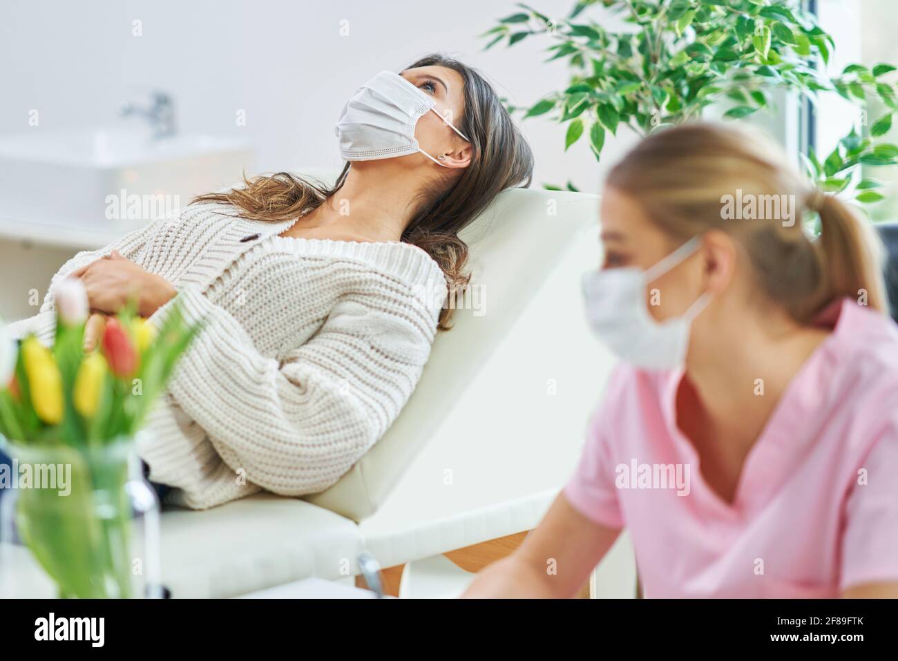 Psychiatrist consulting hi-res stock photography and images - Alamy