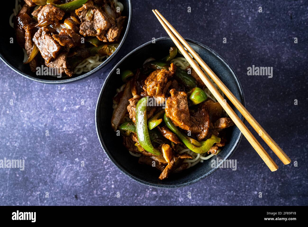 Chinese sizzling beef stir-fry Stock Photo - Alamy
