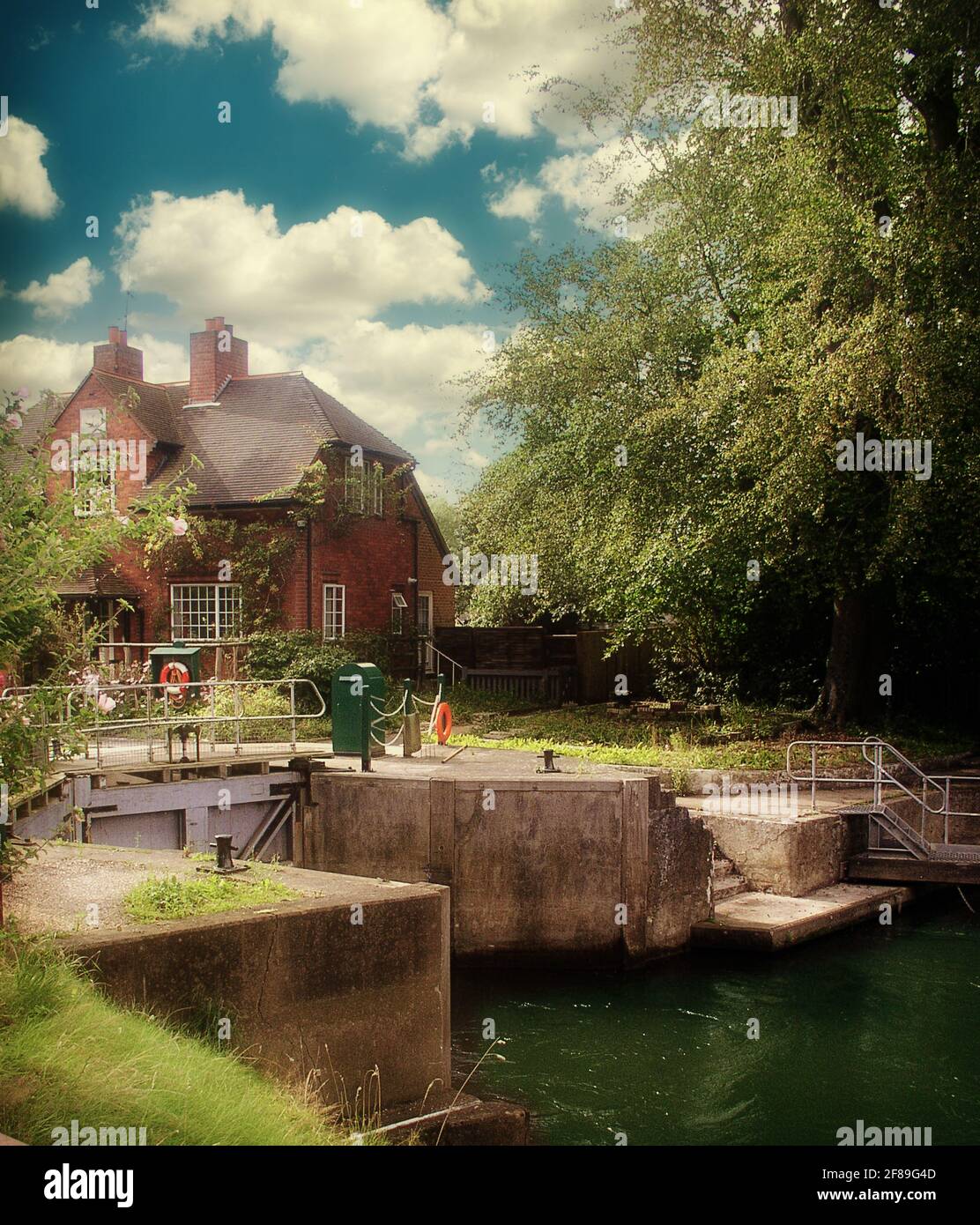 Sonning lock on the river Thames with the lock house, Berkshire, UK ...