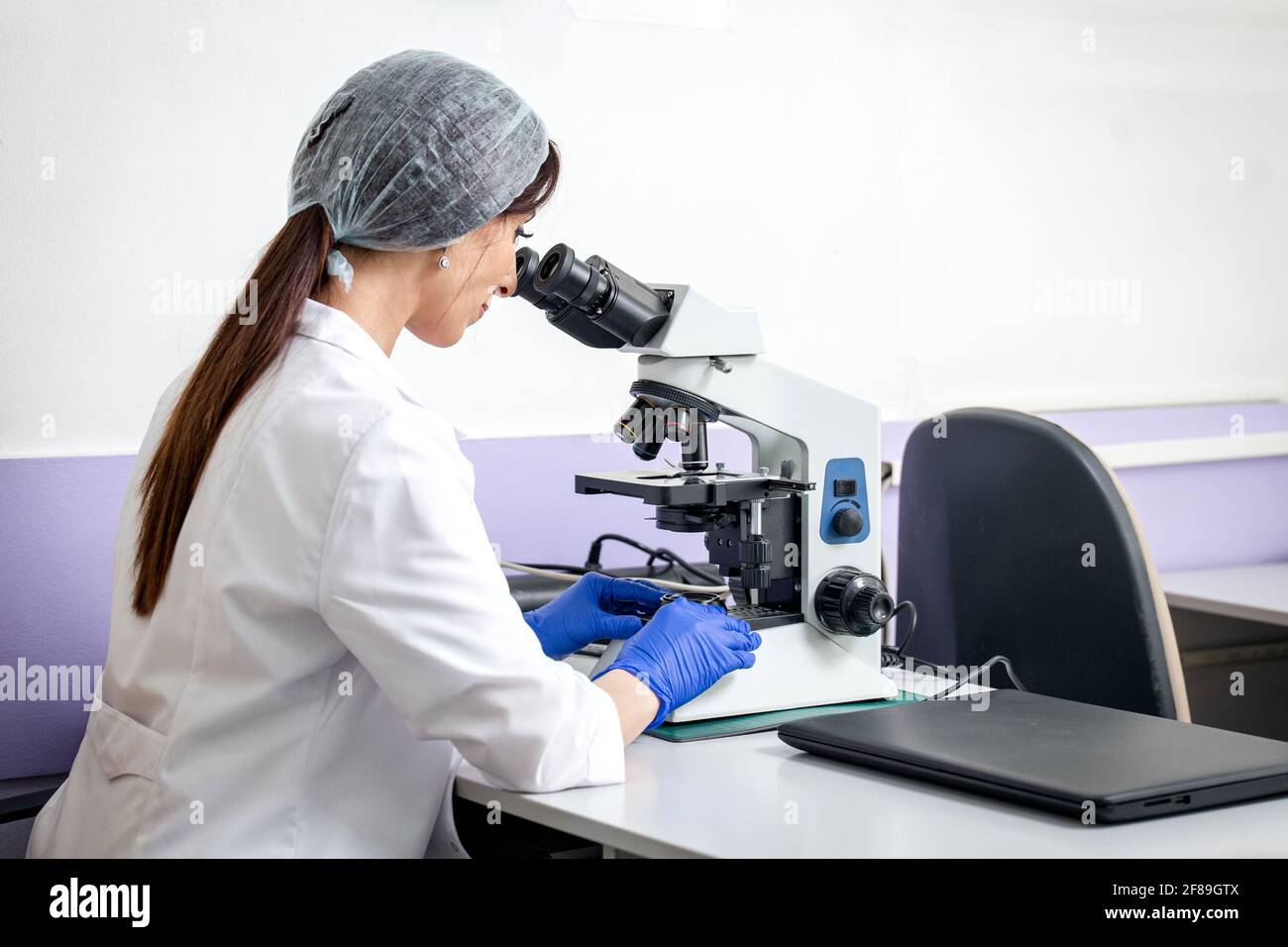 Lab assistant hi-res stock photography and images - Alamy