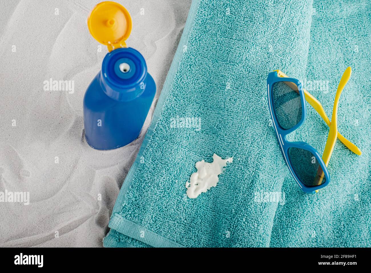 Open tube of foundation hi-res stock photography and images - Alamy