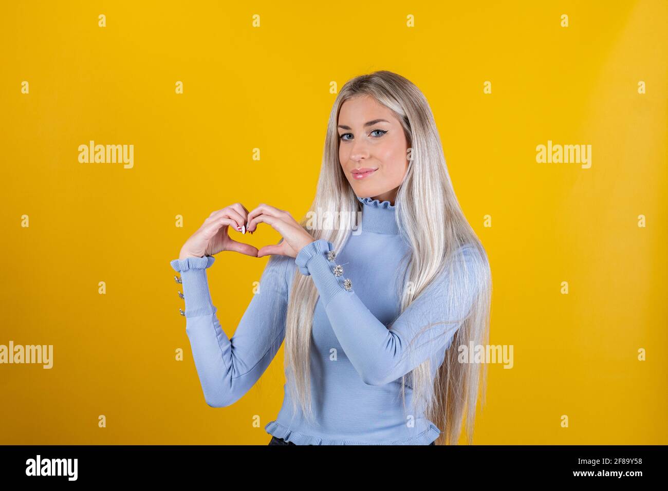 Positive female body language hi-res stock photography and images - Alamy
