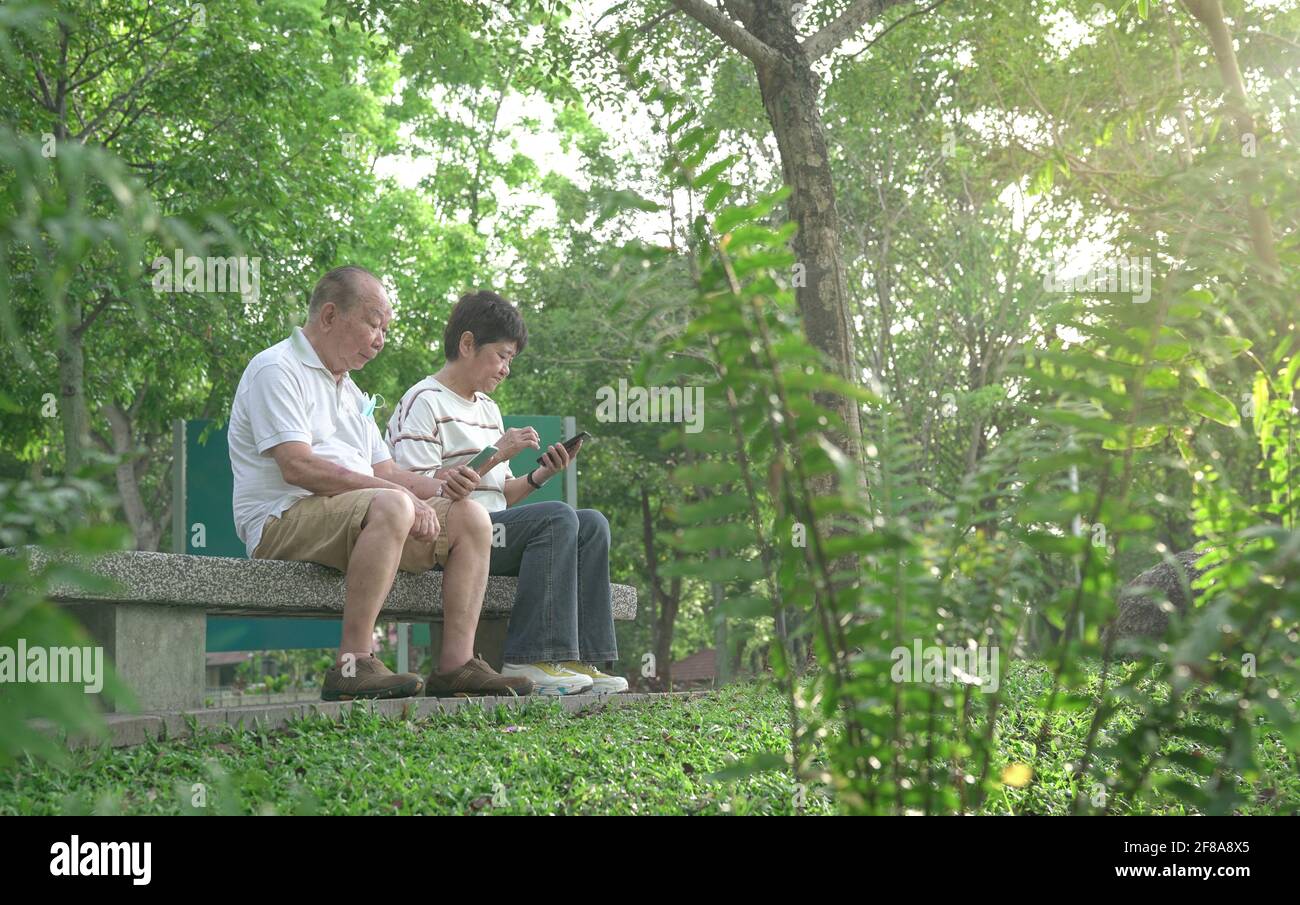 Woman man couple bench phones hi-res stock photography and images - Alamy