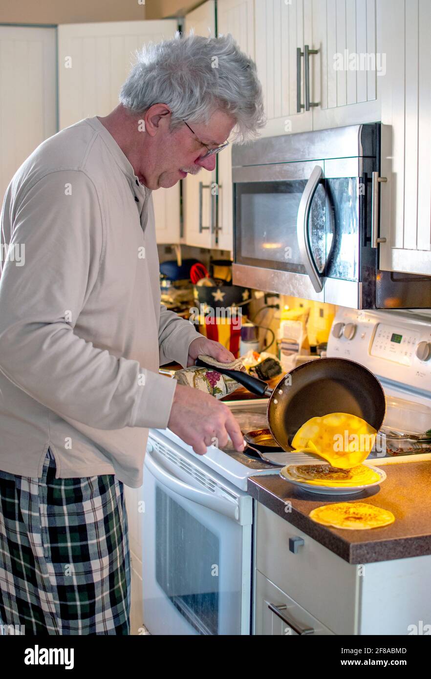 Making crepes kitchen hi-res stock photography and images - Alamy