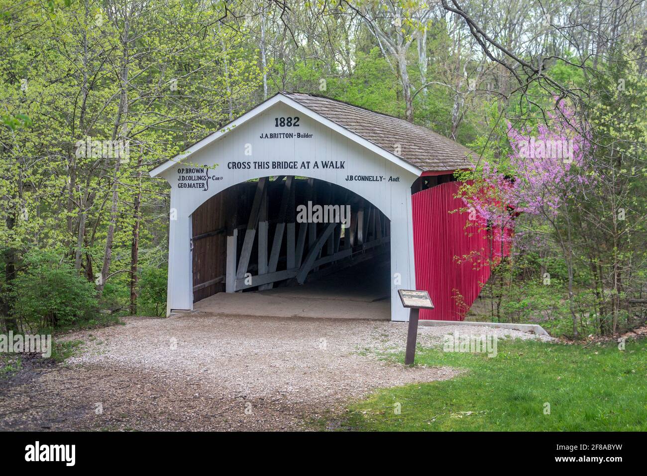 Country road wooden bridge hi-res stock photography and images - Alamy