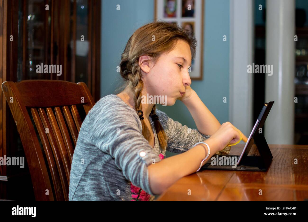 Pre teen girl computer hi-res stock photography and images - Alamy