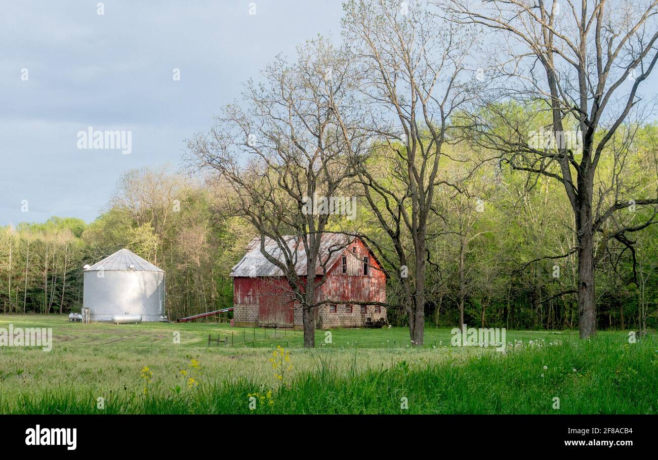 Old rustic barn in Indiana on a spring day Stock Photo - Alamy