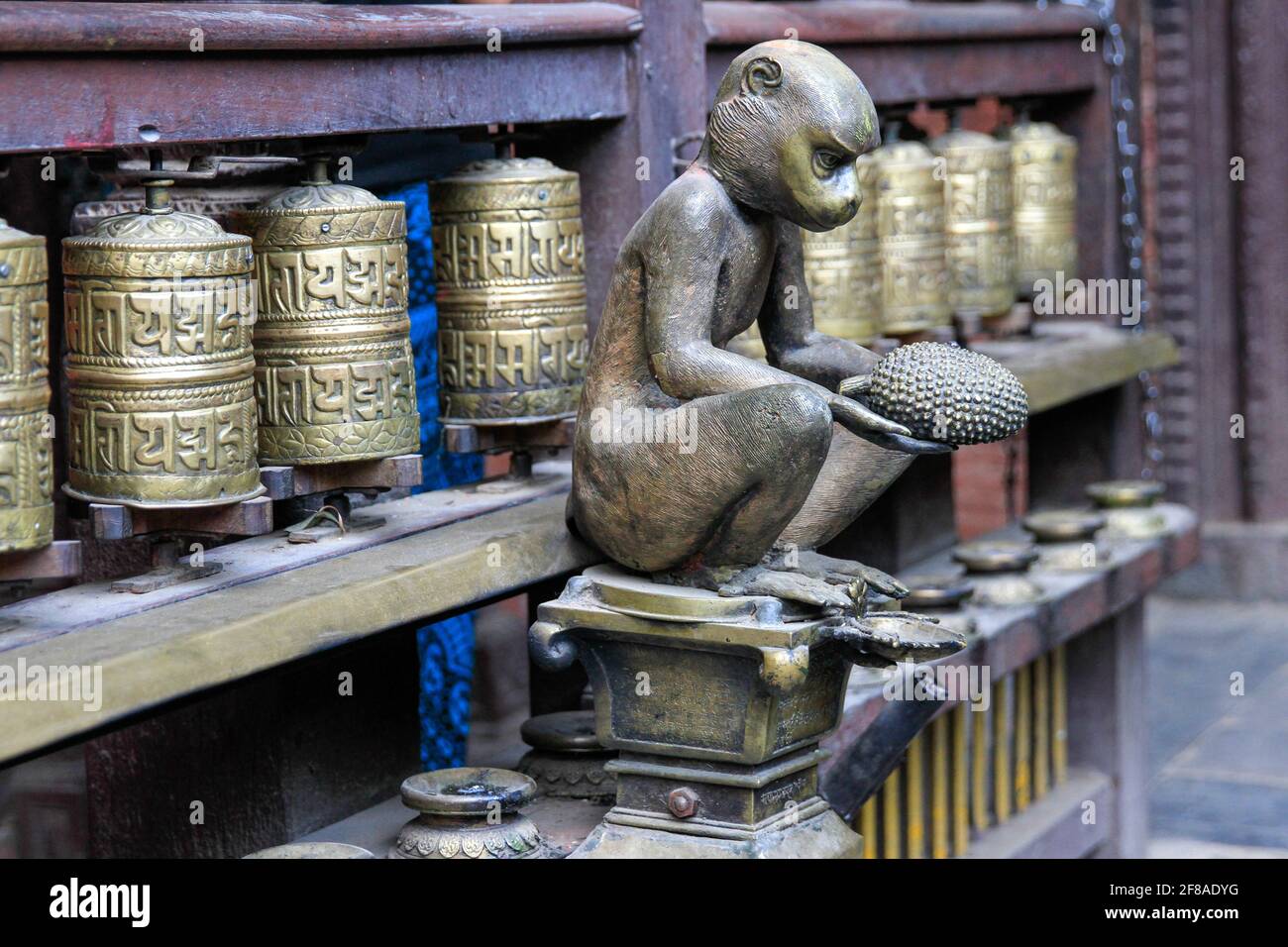 Bronze monkey statue hi-res stock photography and images - Alamy