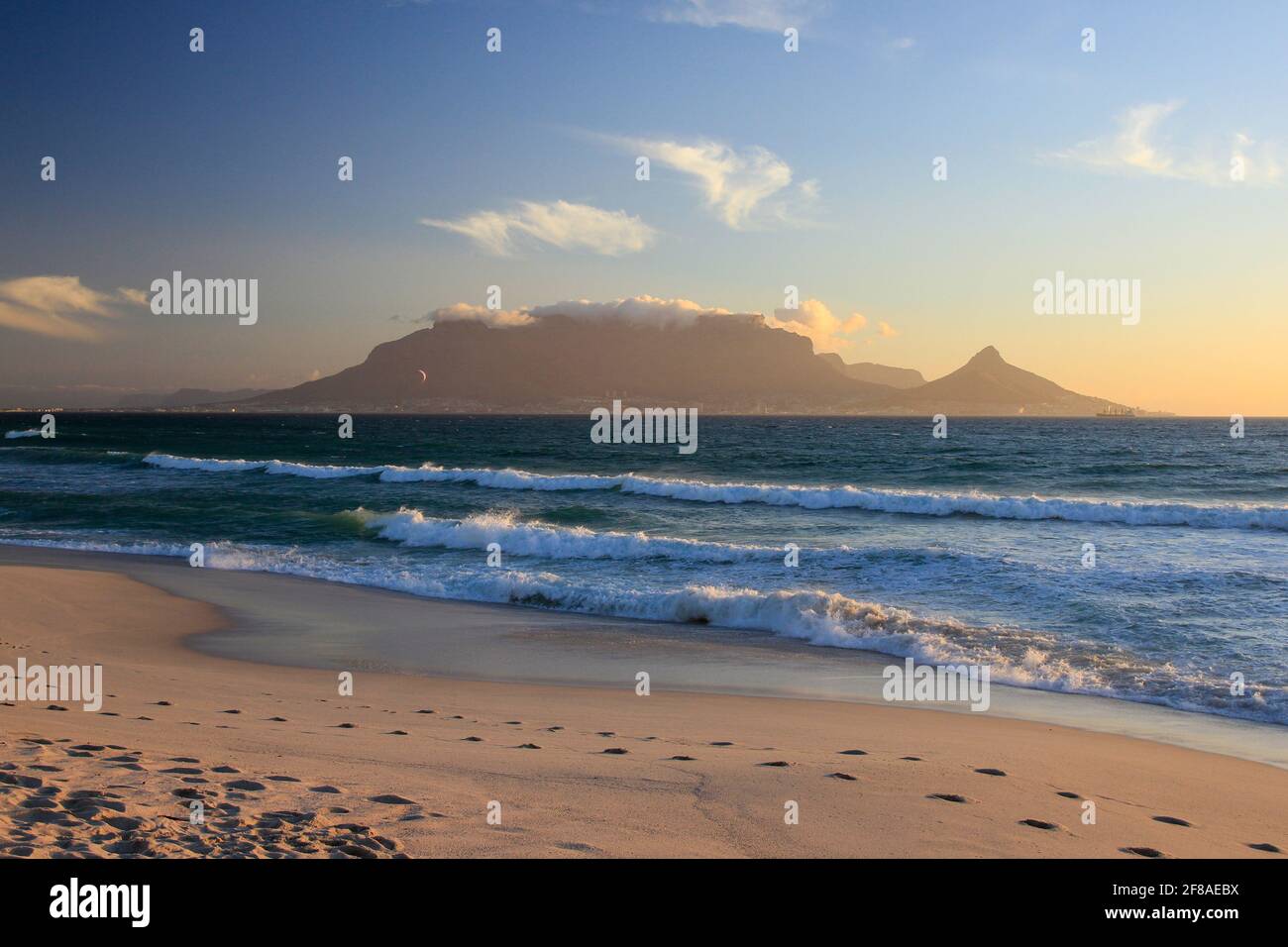 Beautiful scenic view table mountain hi-res stock photography and ...