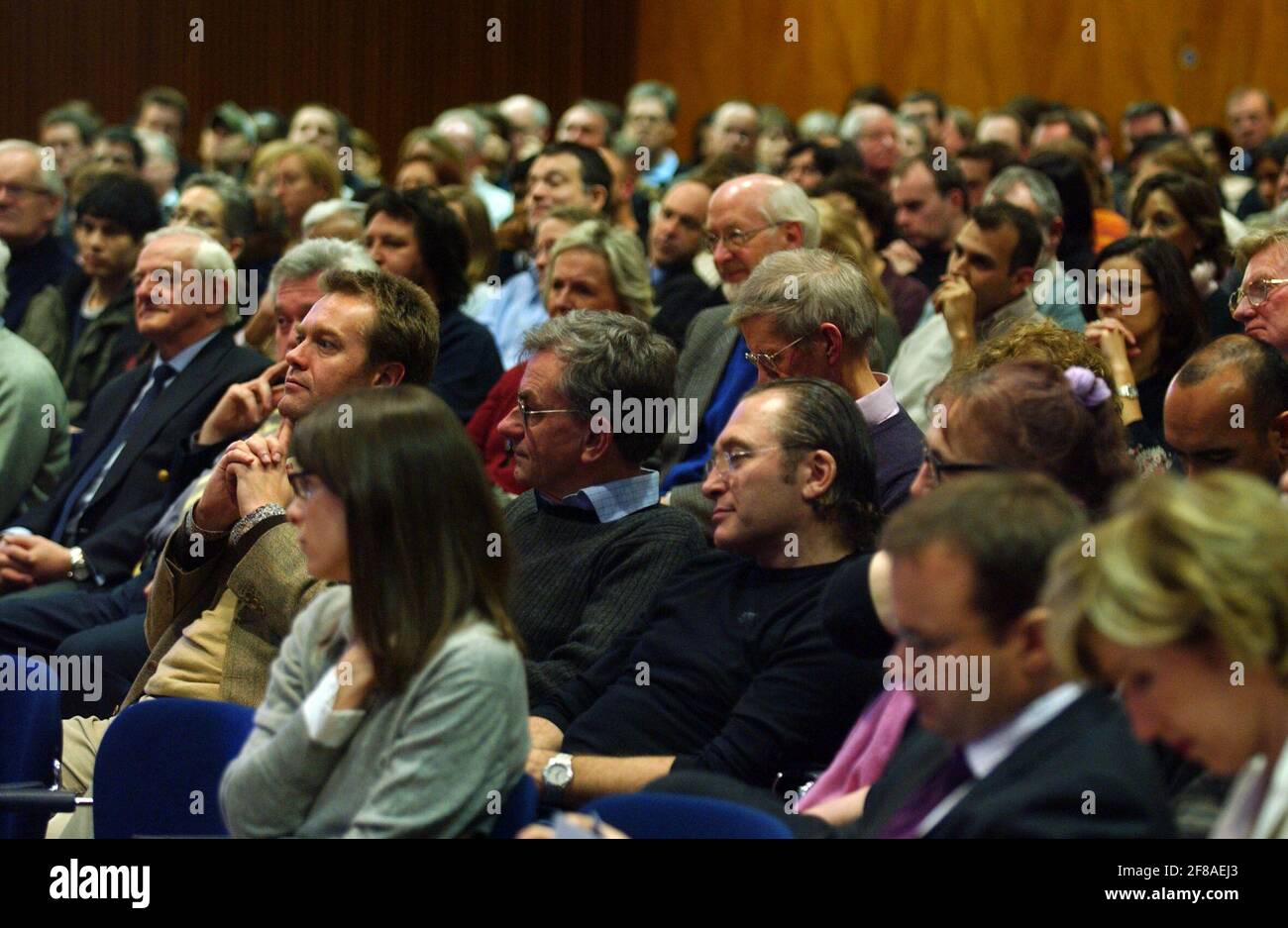 ROBERT FISK AND SIMON KELNER IN LONDON.1.06 TOM PILSTON Stock Photo - Alamy