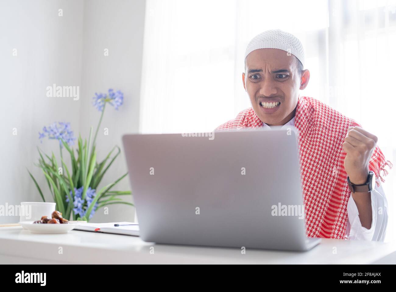 Shocked muslim male businessman hi-res stock photography and images - Alamy
