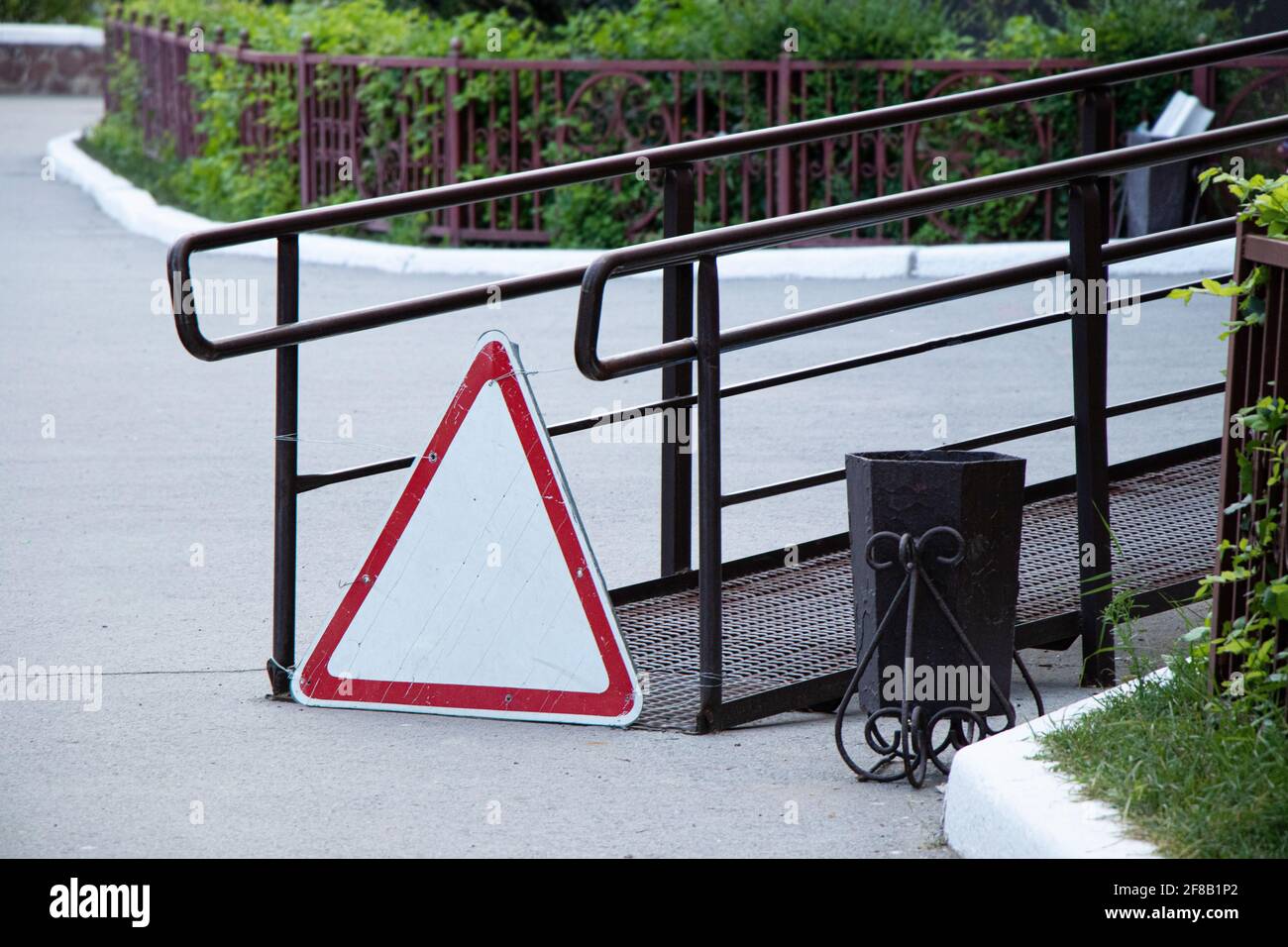 The road sign will give way to a metal congress for disabled people ...