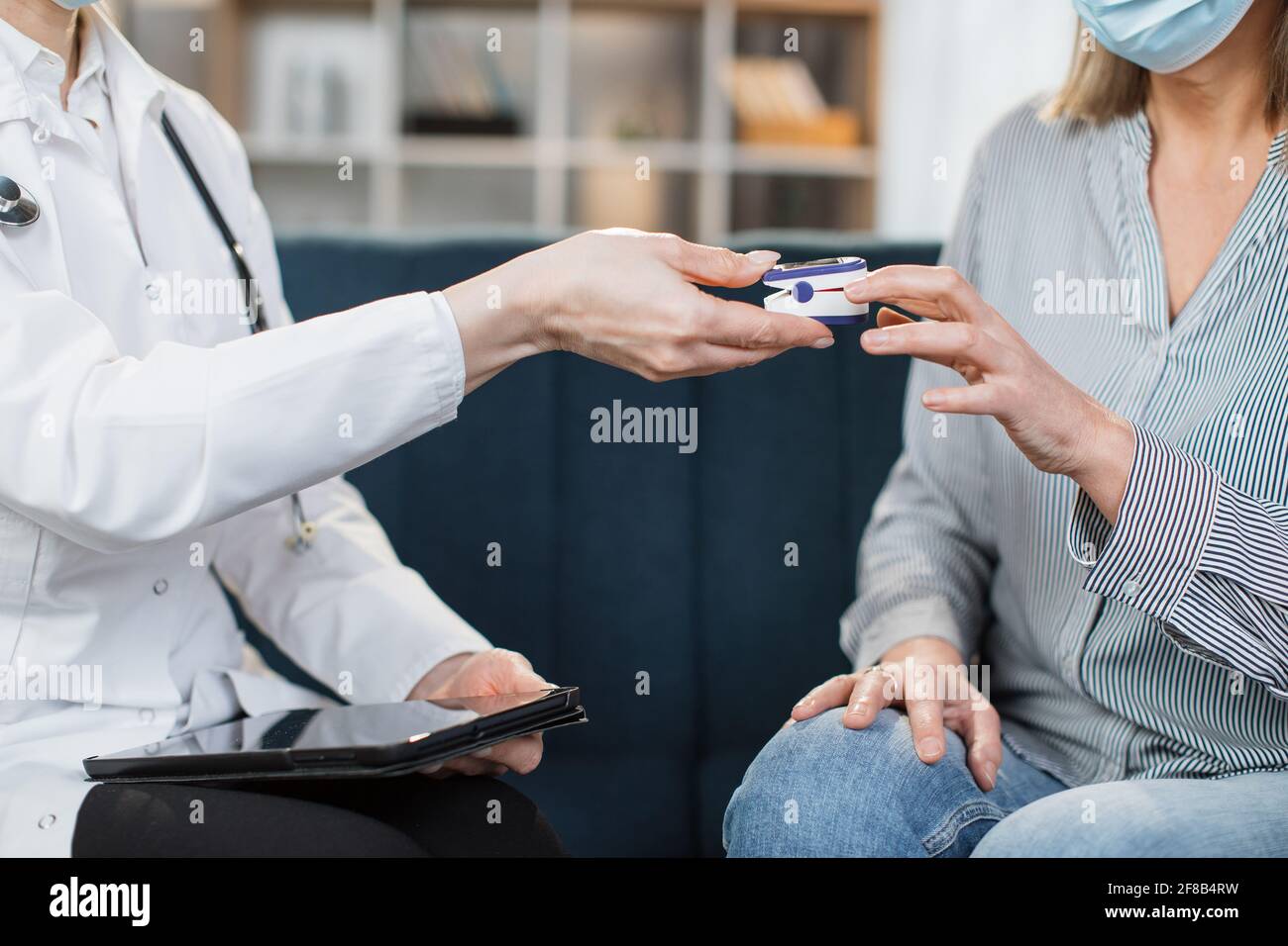 Pulse oximeter mask hi-res stock photography and images - Alamy