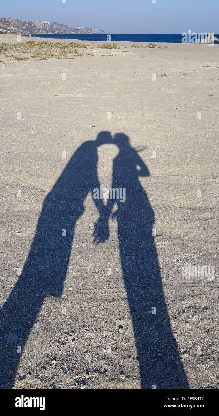 Shadows with kissing couple on the beach hi-res stock photography and ...
