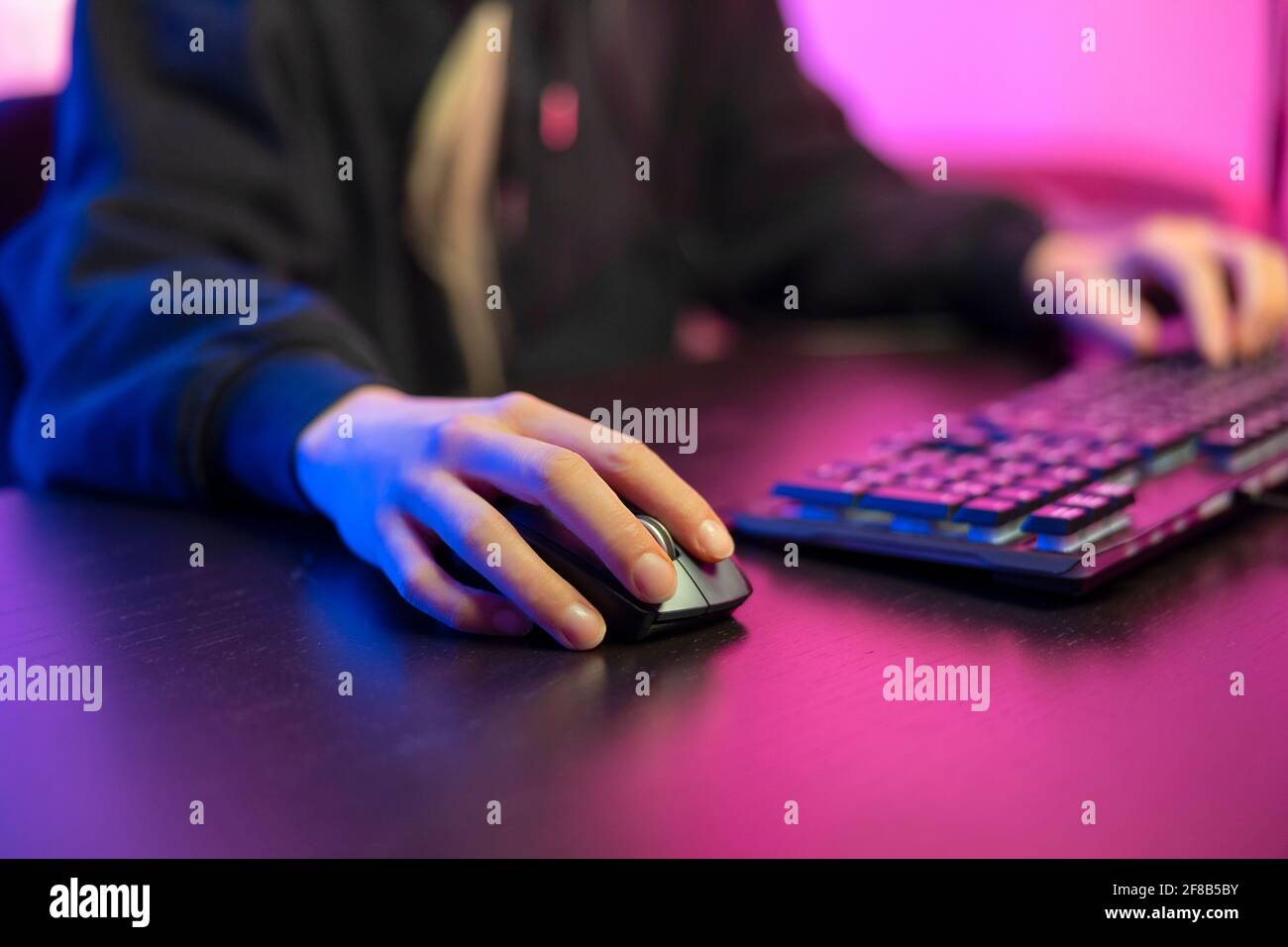 Hand computer mouse game hi-res stock photography and images - Alamy