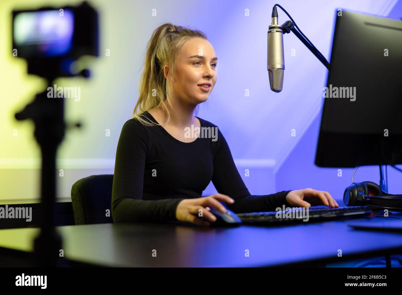 Live gamer hi-res stock photography and images - Alamy