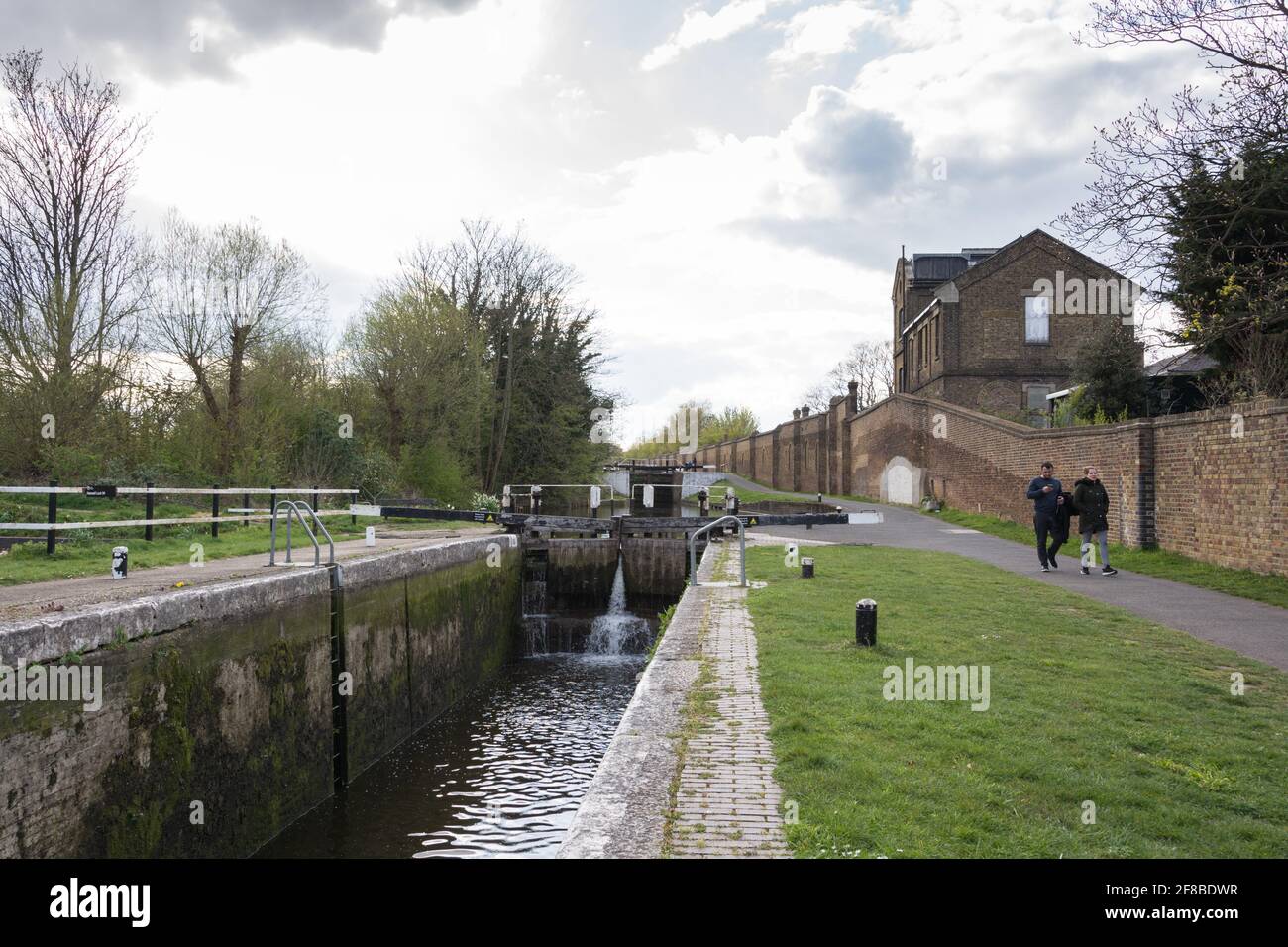 Empty canal lock hi-res stock photography and images - Alamy