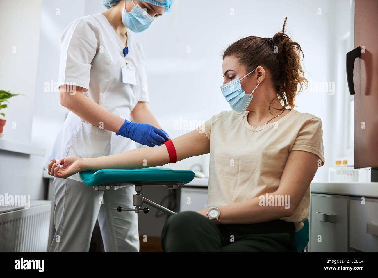 Phlebotomist hi-res stock photography and images - Alamy