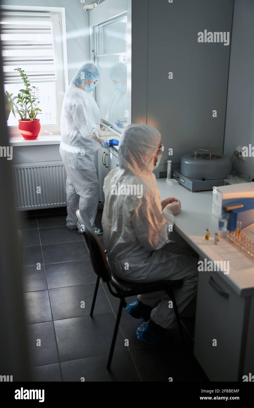 Professional virologists are investigating highly pathogenic viruses ...