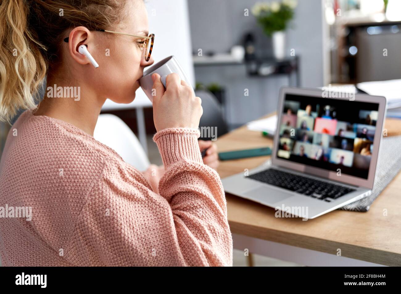 Female drinking class hi-res stock photography and images - Alamy