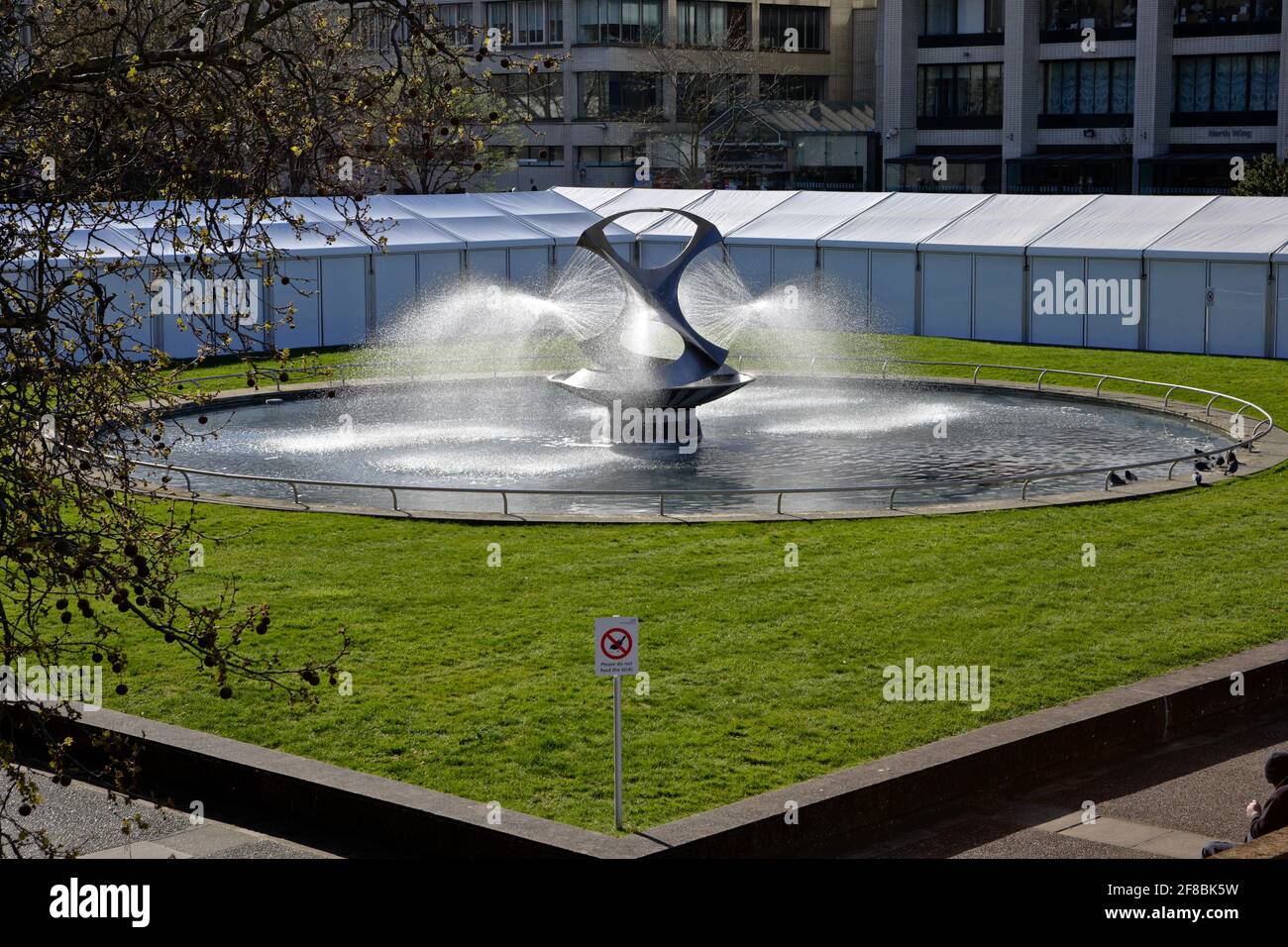 London (UK): View from Waterloo Bridge Road looking toward St Thomas ...