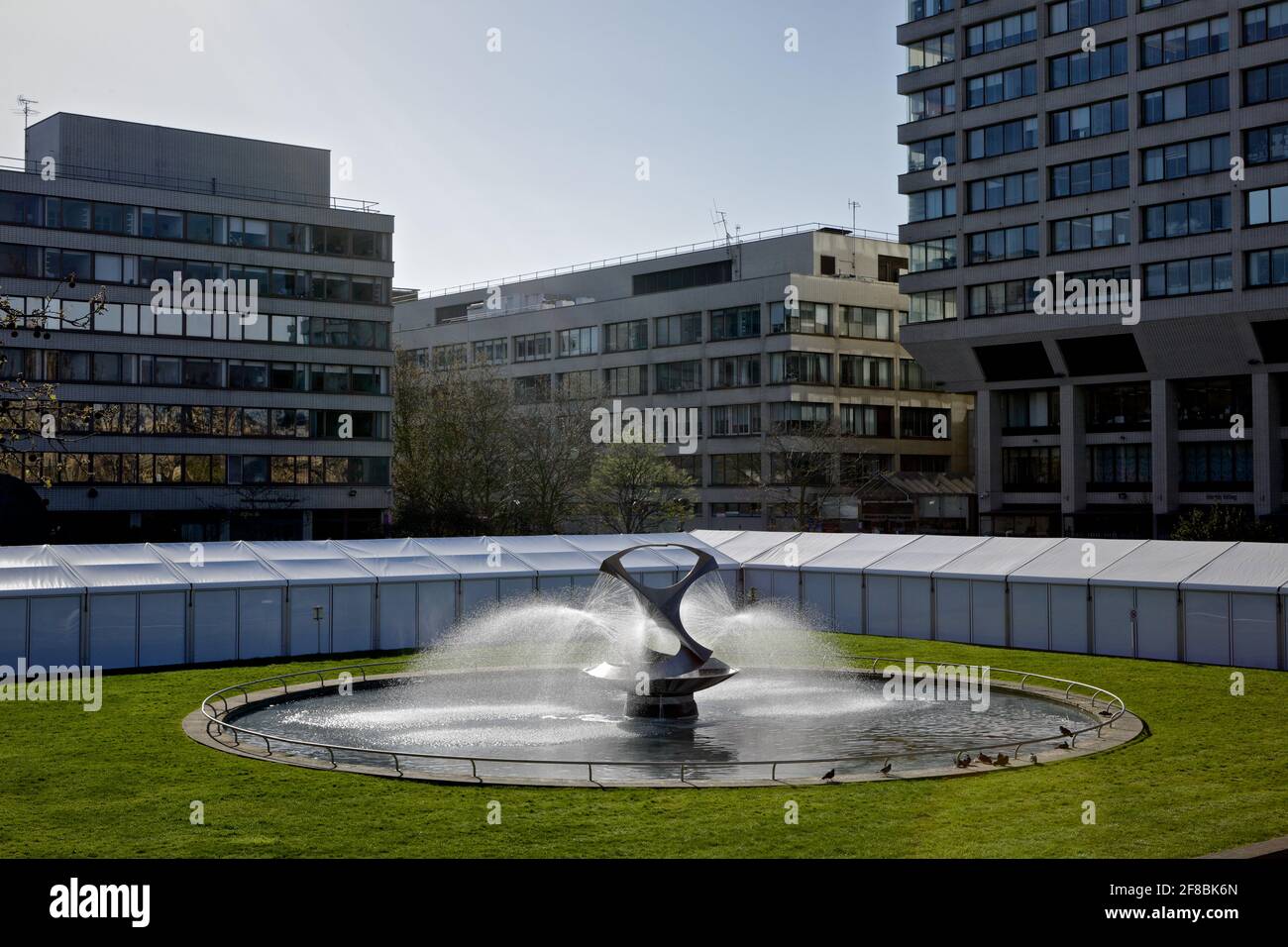 London (UK): View from Waterloo Bridge Road looking toward St Thomas ...