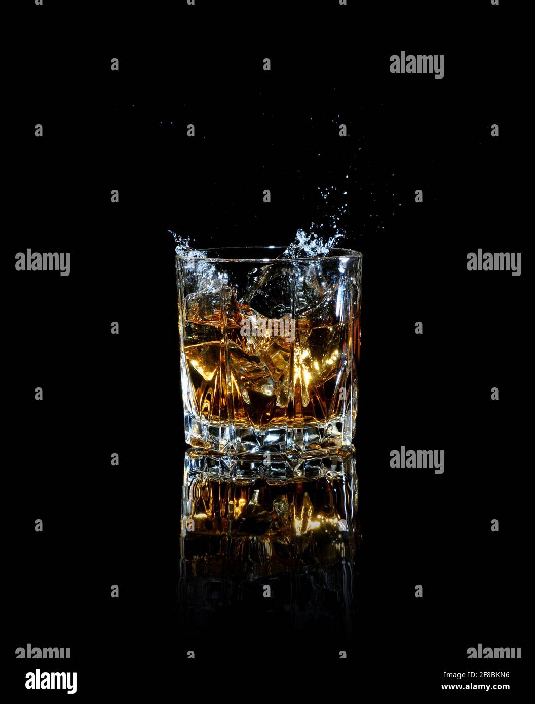 Splash whiskey on rocks hi-res stock photography and images - Alamy