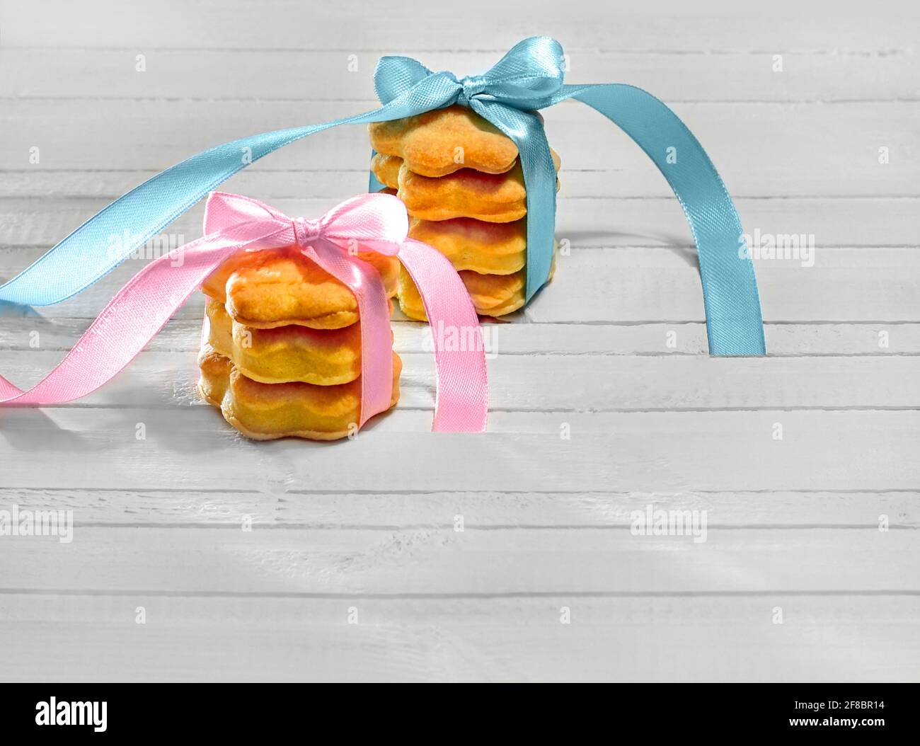 Biscuits in the form of flowers. Packaged in two bundles and fixed with ...