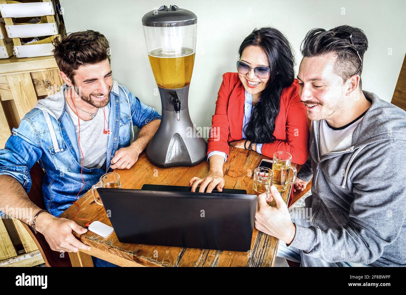 Laptop students hi-res stock photography and images - Alamy