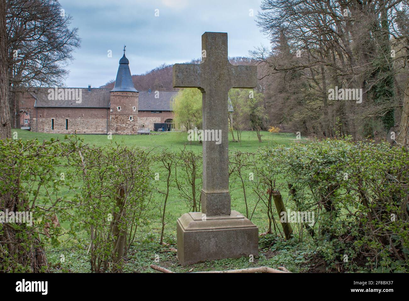 In cemetery behind church hi-res stock photography and images - Alamy
