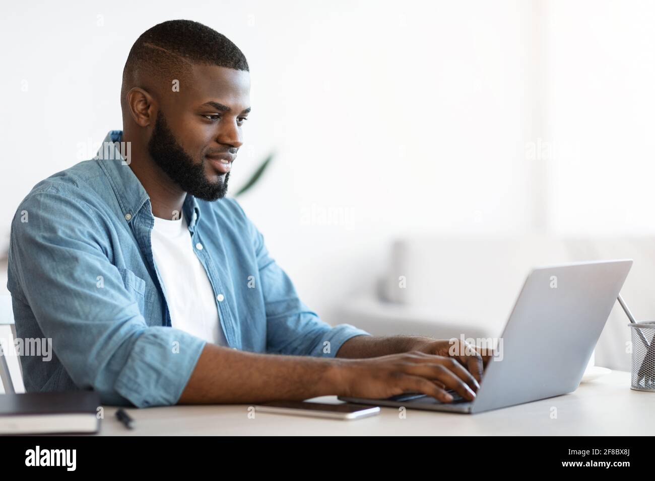 Freelancer typing hi-res stock photography and images - Alamy