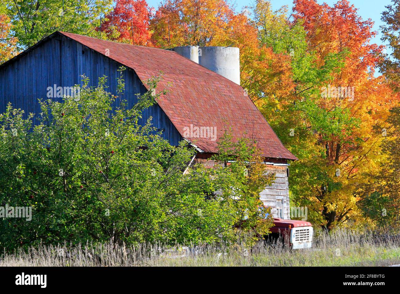 Barn with green door hi-res stock photography and images - Alamy