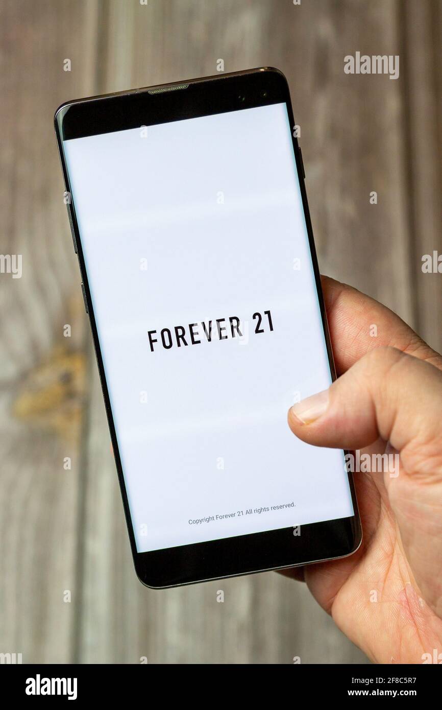 Forever 21 application hi-res stock photography and images - Alamy