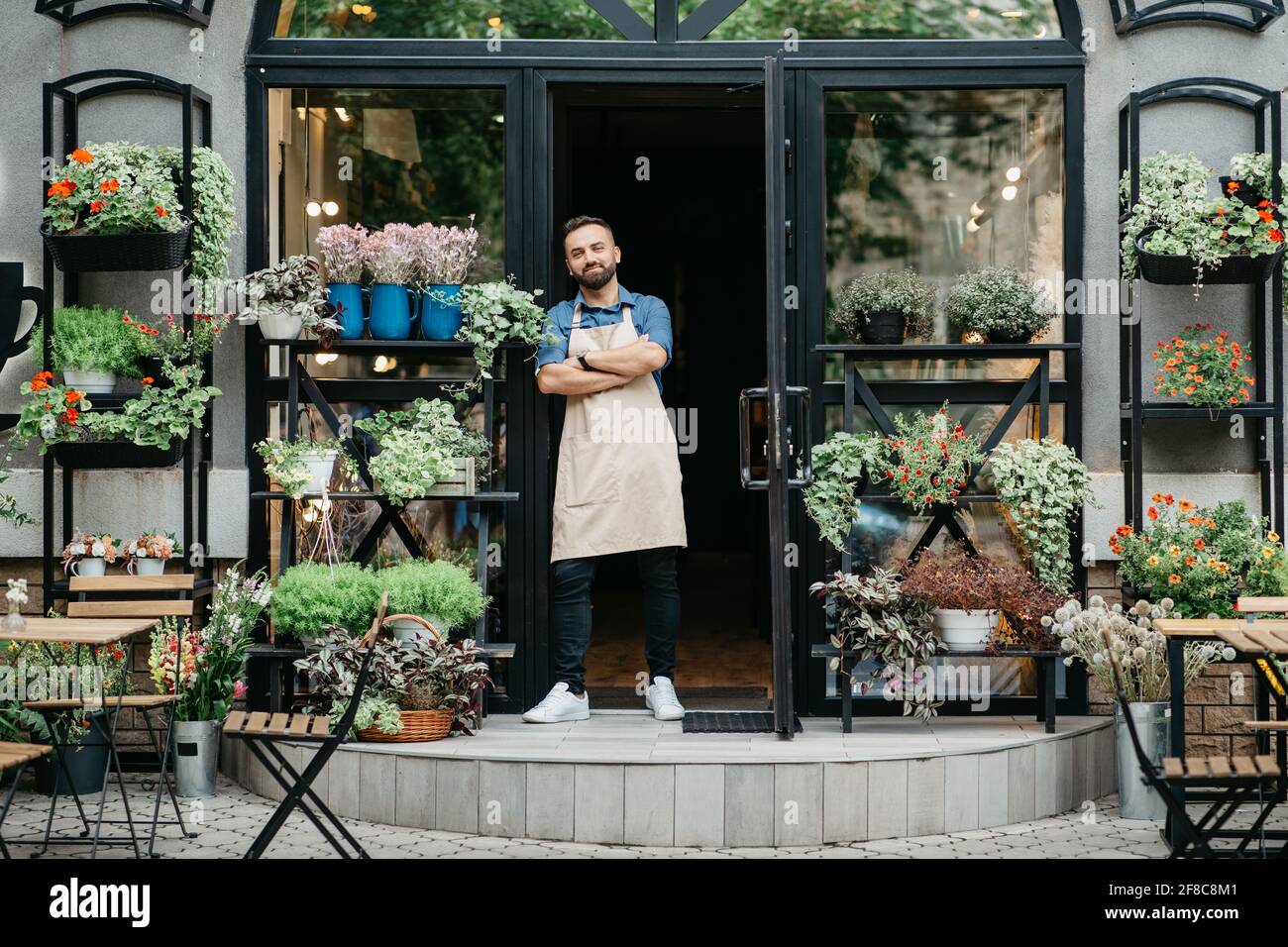 Shop ad hi-res stock photography and images - Alamy