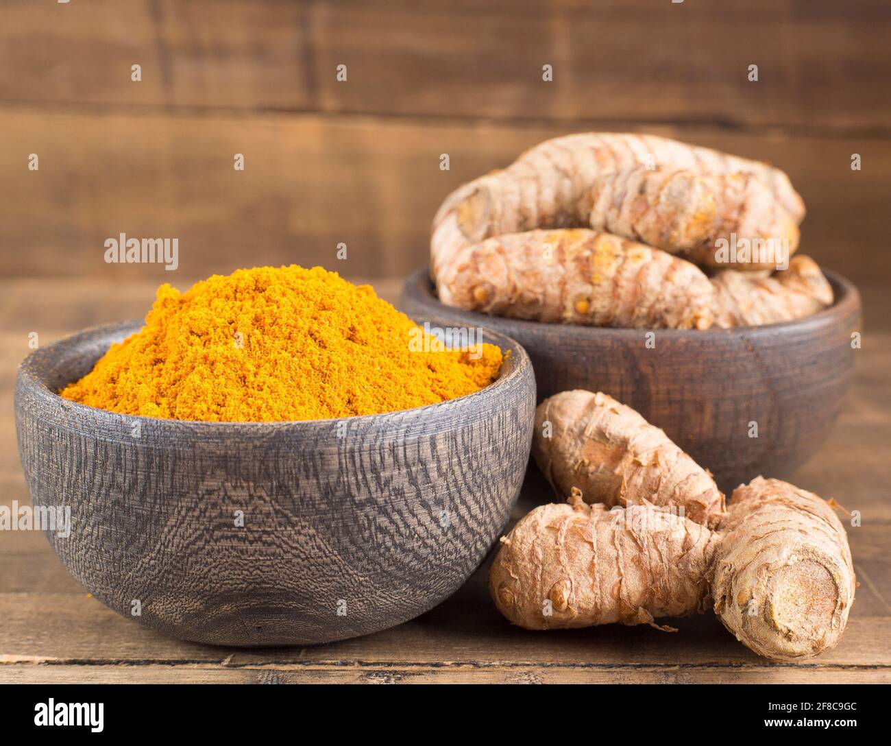Turmeric powder and fresh turmeric - Curcuma longa Stock Photo - Alamy