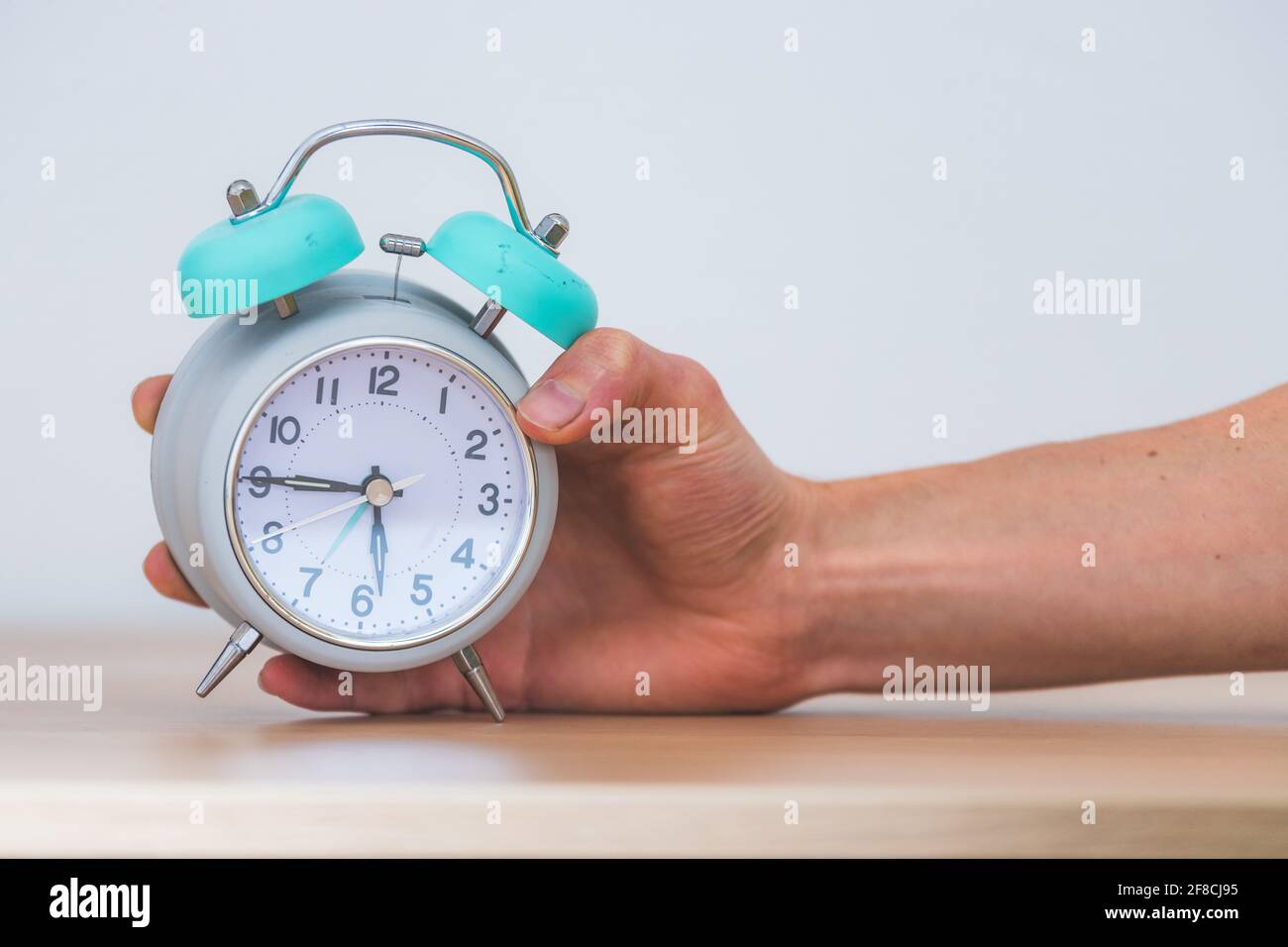 Hand holding clock graphic hi-res stock photography and images - Alamy