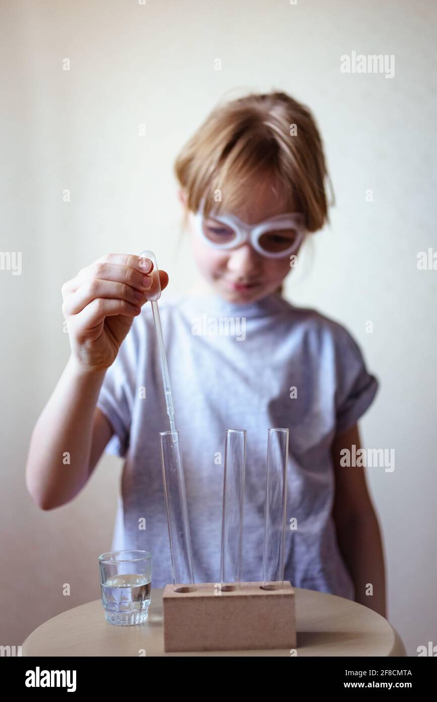 Home experiments hi-res stock photography and images - Alamy